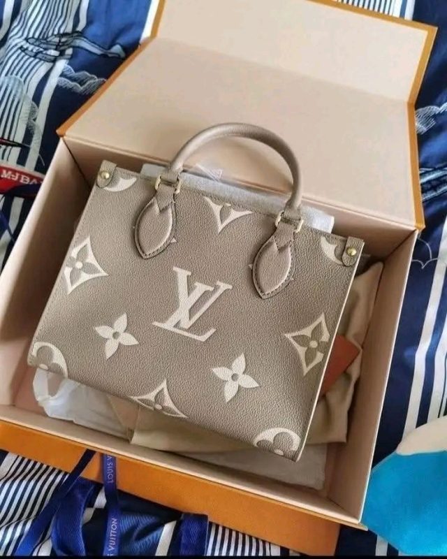 Wholesale Louis Vuitton Purse Pallet: Authentic Bags cheap
